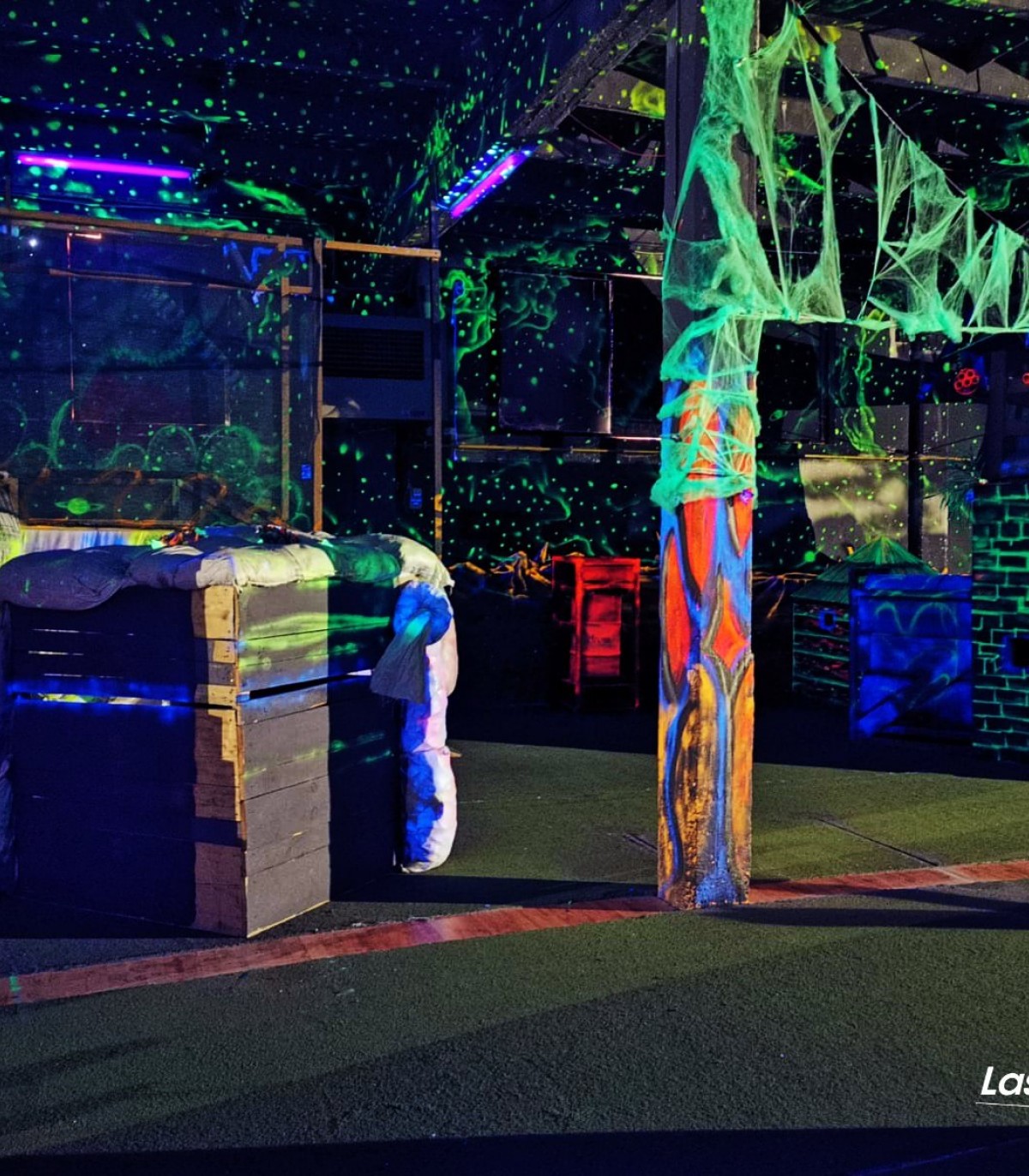 Evadeaza din realitate impreuna cu gasca ta - Laser Tag indoor in Cluj