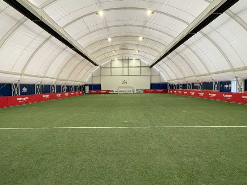 Rent an indoor football pitch for you and your group in the cold season