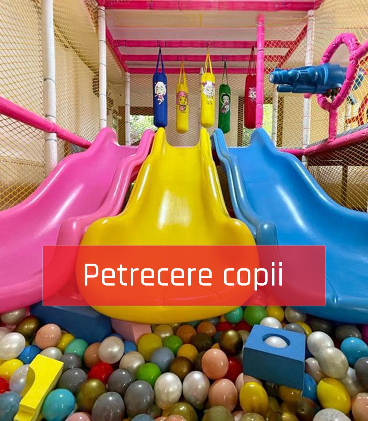 Petrecere la un loc de joaca pentru copii, cu piscina incalzita