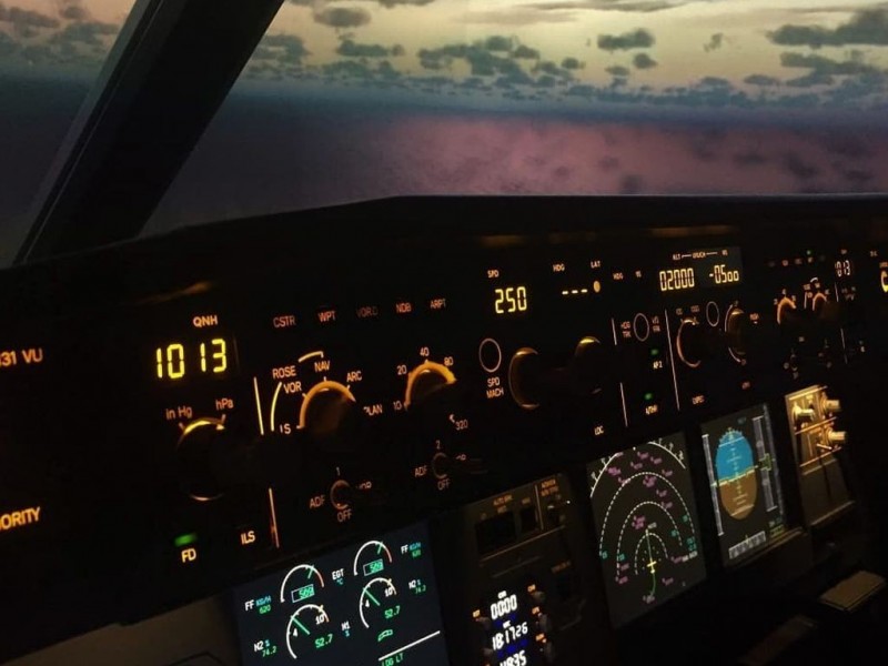 Enjoy a flight experience with an Airbus A320 simulator